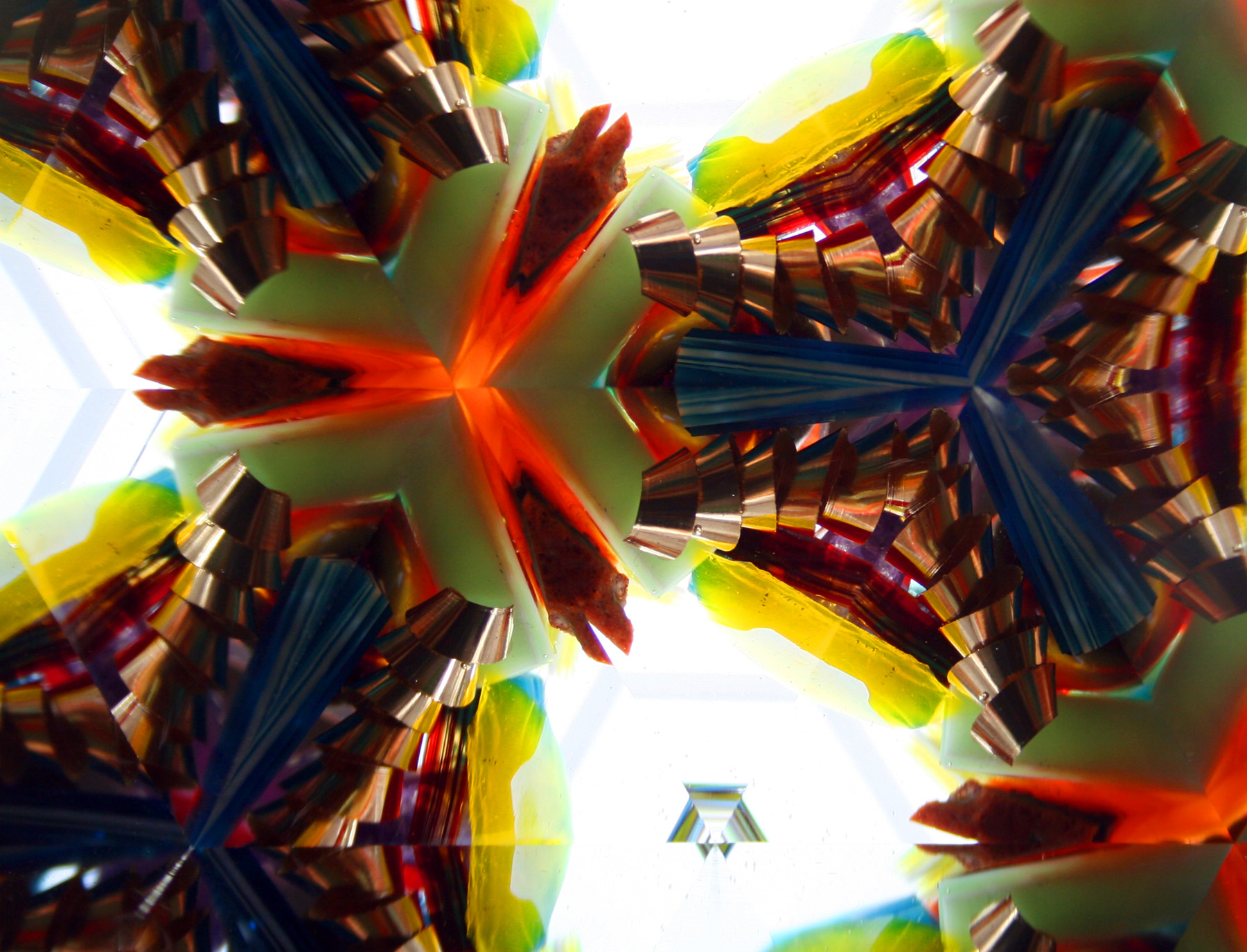 Looking through an Cycloscope – Tasmanian Kaleidoscope Company